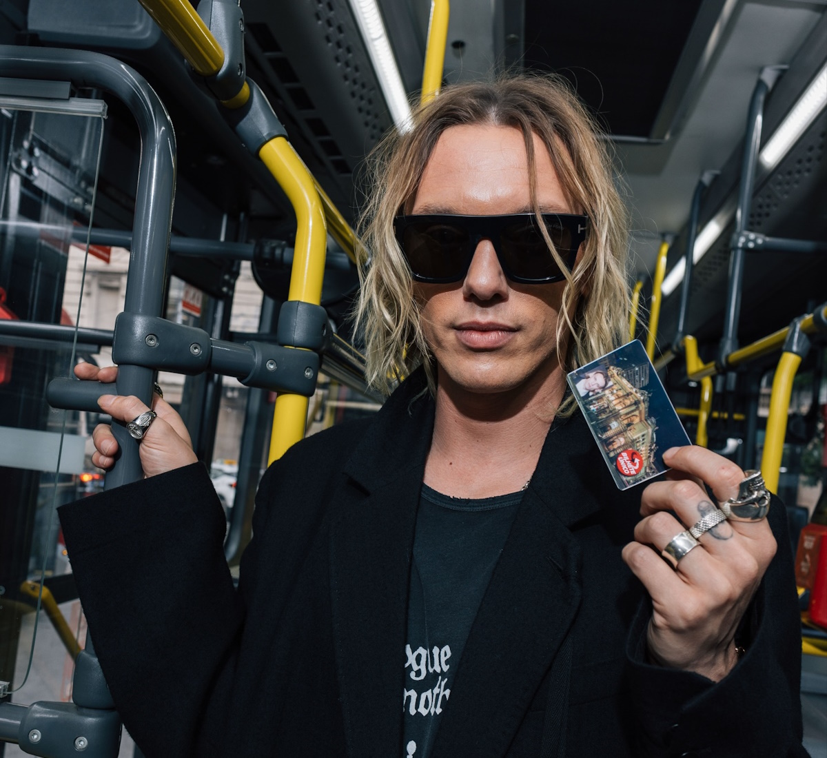 Jamie Campbell Bower anda de ônibus em São Paulo e enlouquece fãs