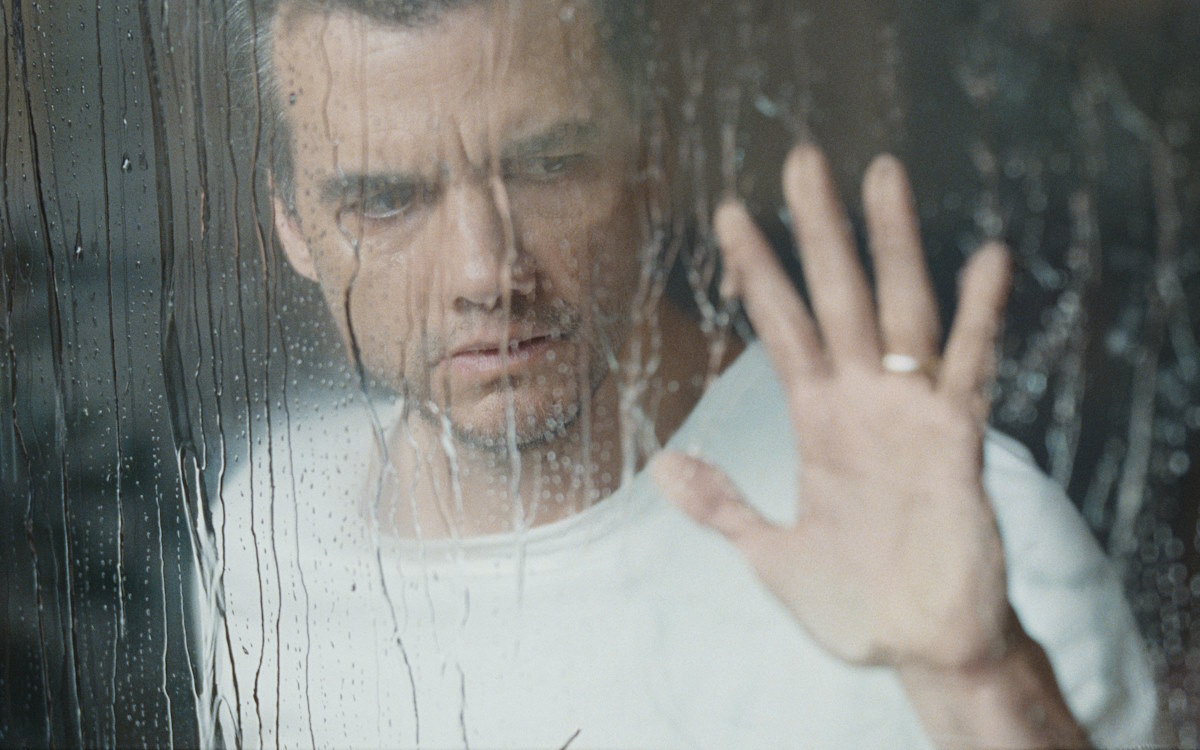 Wagner Moura é aprisionado com a família no trailer de “A Última Casa”