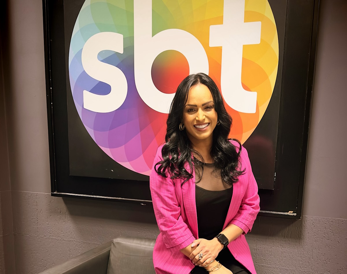 Lisa Gomes é primeira apresentadora trans em canal de notícias do Brasil